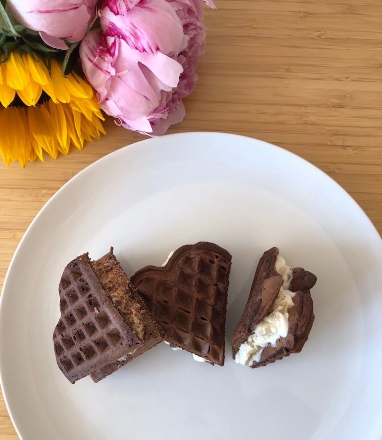 Panini di gelato con waffle al cacao: icecream Sandwiches fatti in casa